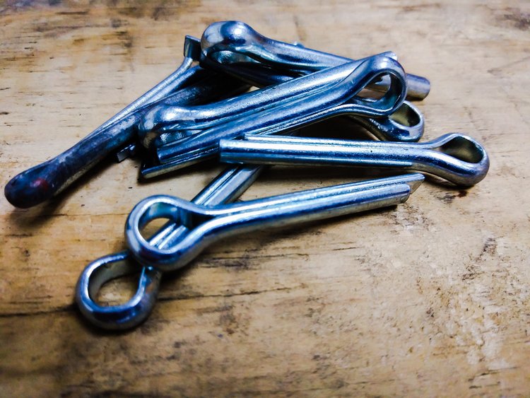 Sicherungsringe, Splinte und Federstecker